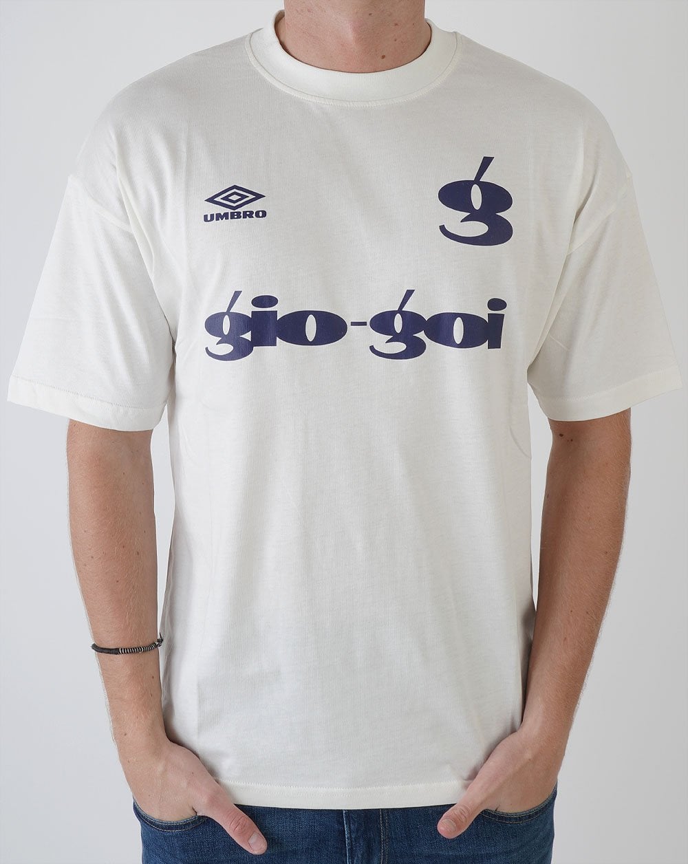 Umbro X Gio Goi Logo T-shirt Off White/Navy Blue – 80's Casual Classics